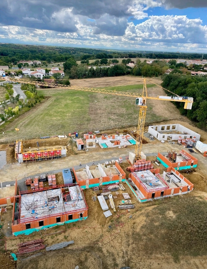 2M Construction invitée à la pose du premier bloc de terre crue sur la ...